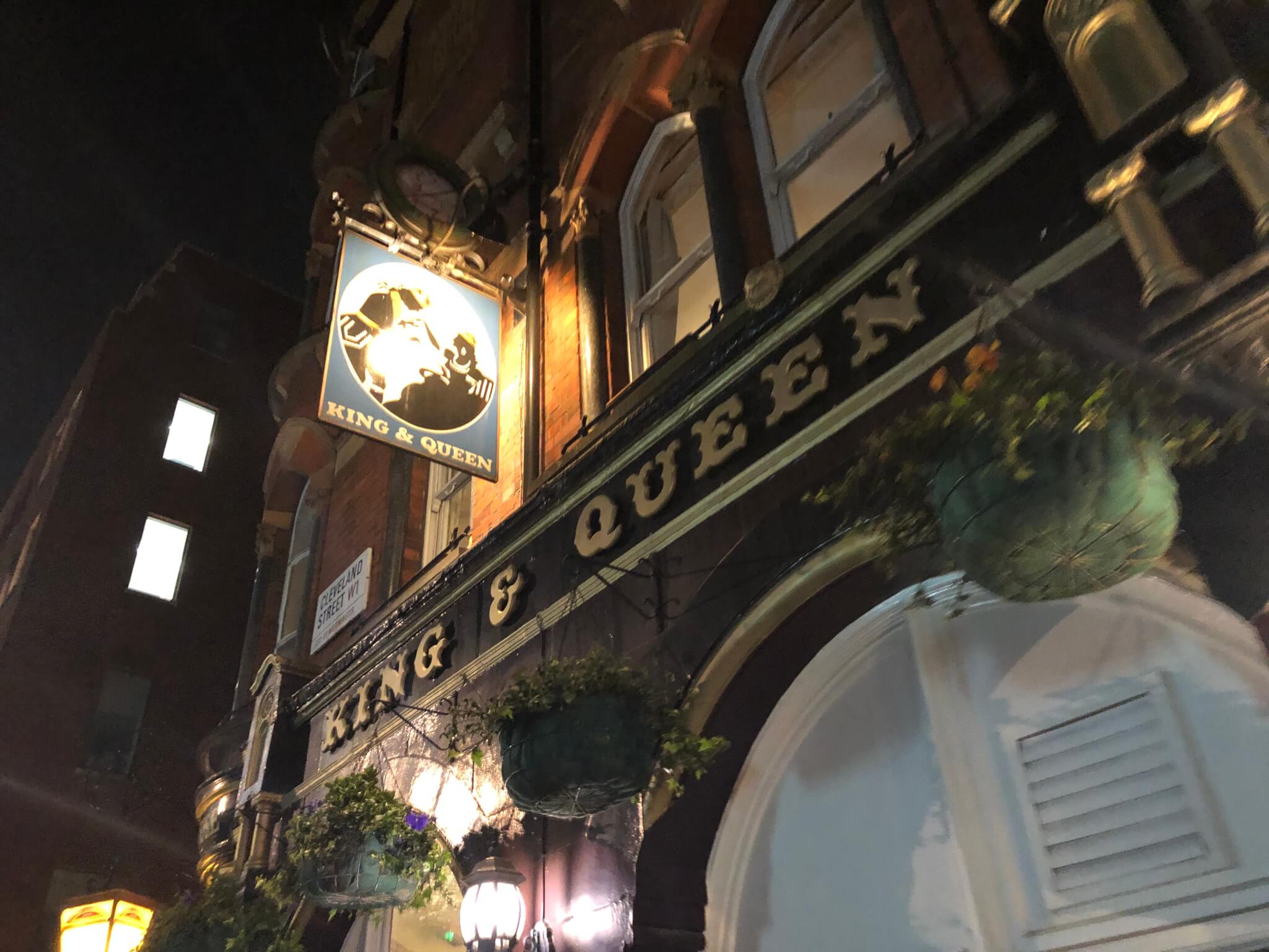 The King & Queen / Cozy pub at Fitzrovia, London ⋆ The Passenger