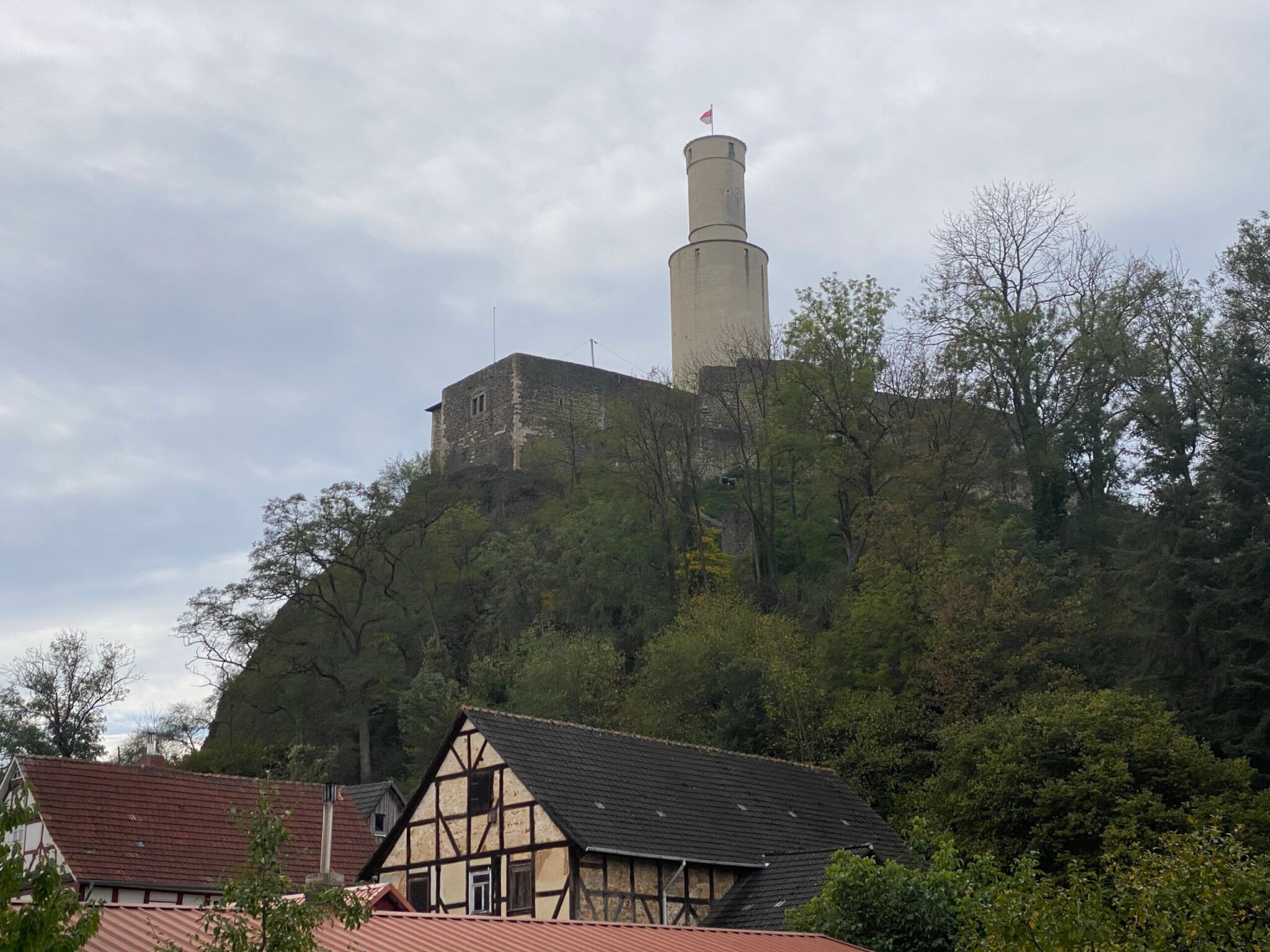 Felsburg/ Very good visible castle, Felsberg ⋆ The Passenger