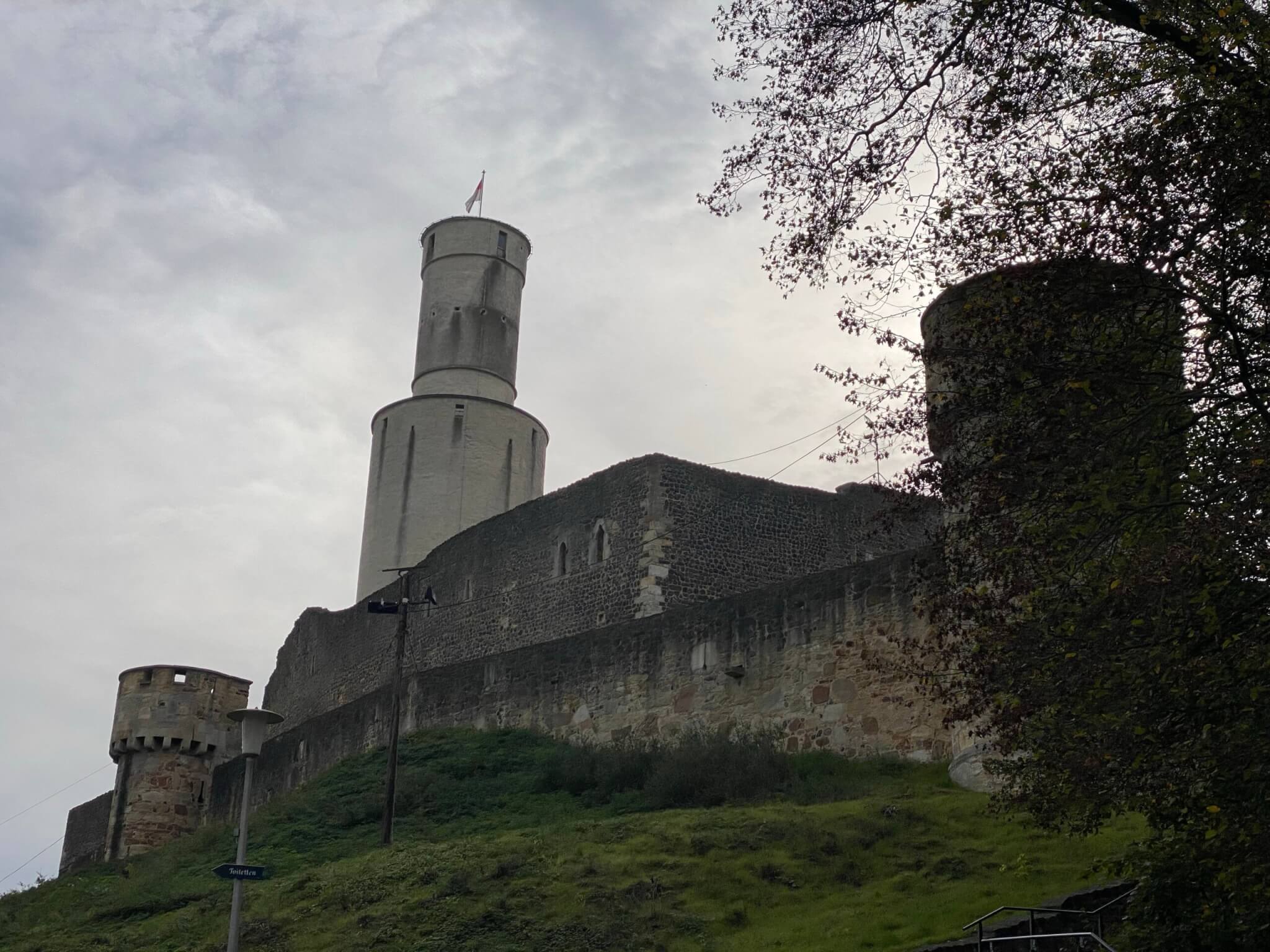 Felsburg/ Very good visible castle, Felsberg ⋆ The Passenger